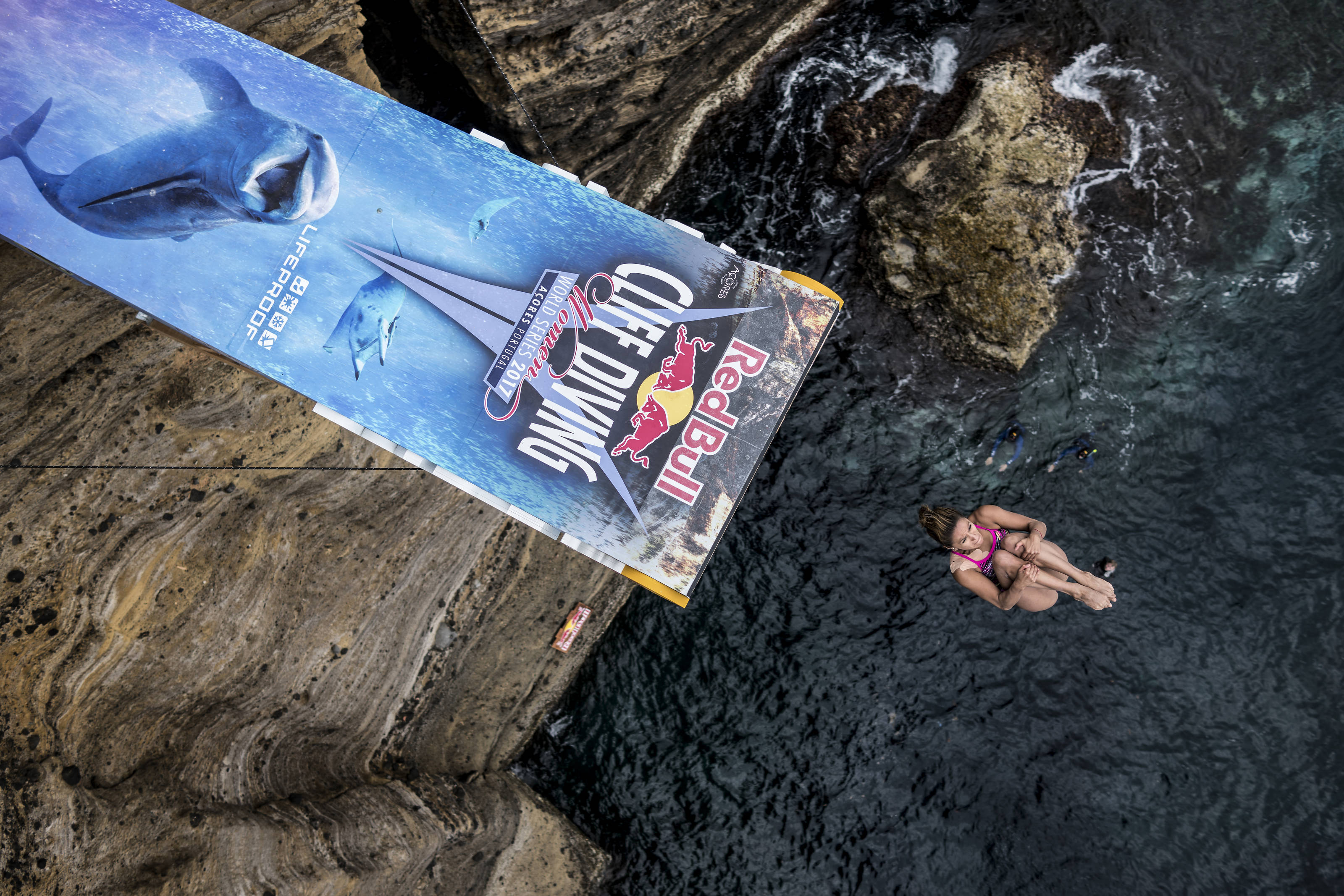 Azione e adrenalina sulle scogliere delle Azzorre - L'Impronta L'Aquila